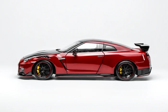 MH 1:18 Nissan GT-R NISMO (R35) Special Edition 2022 Vibrant Red | M83527