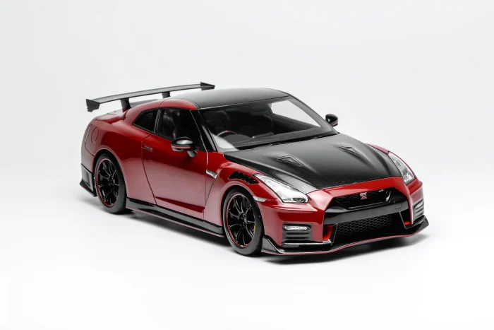 MH 1:18 Nissan GT-R NISMO (R35) Special Edition 2022 Vibrant Red | M83527